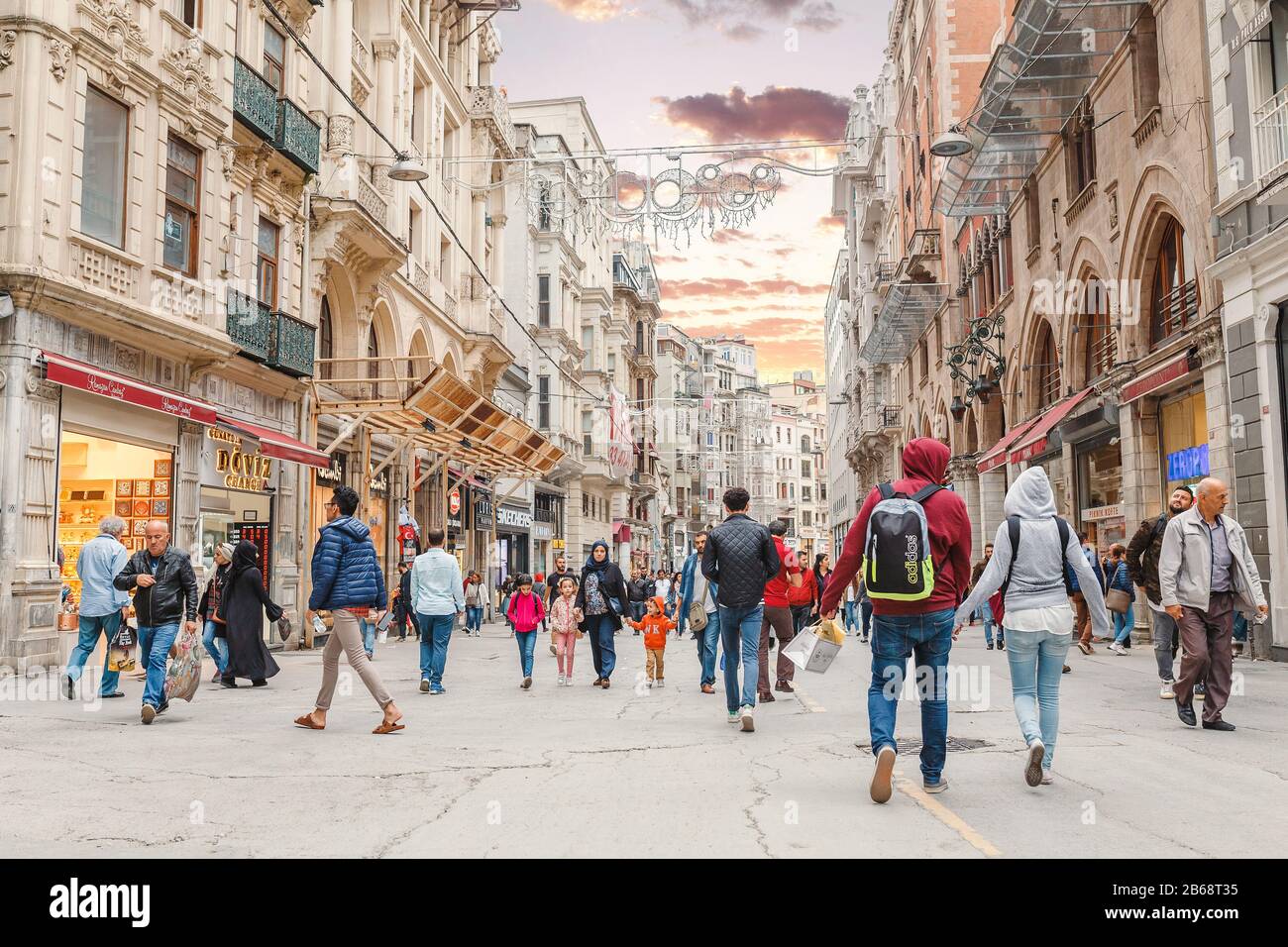 29 SEPTEMBER 2017, ISTANBUL, TURKEY: tourists and residents of the city ...