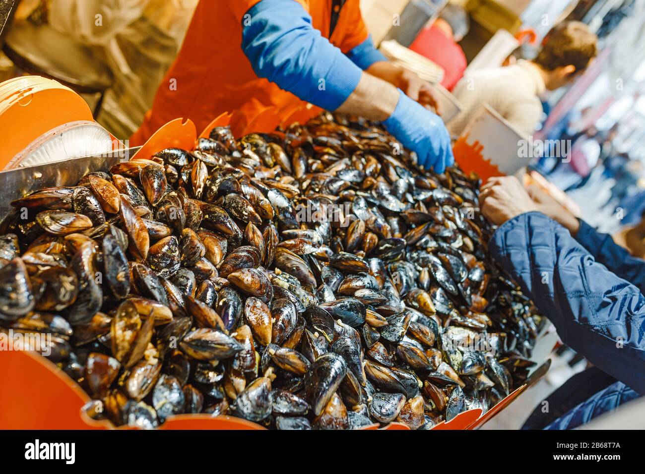 Fresh mussel for sale at the market Stock Photo - Alamy