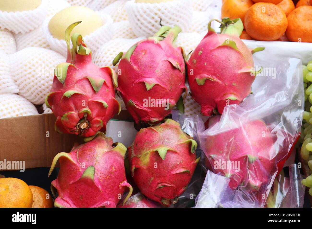 Dragon fruit. Lots of dragon fruits in the shop Stock Photo - Alamy