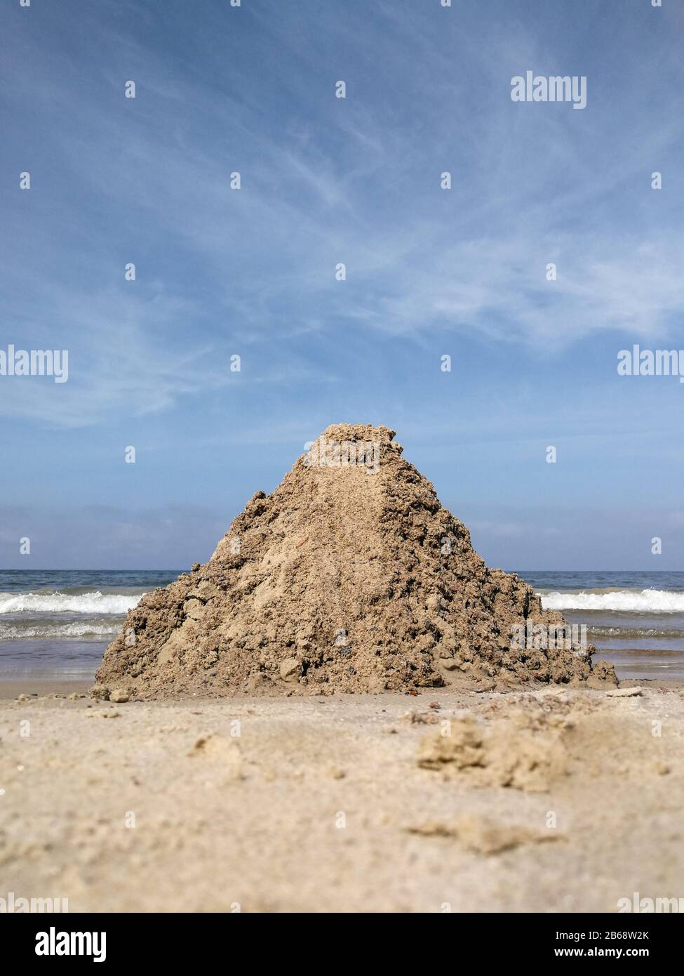 Dig sand castle hi-res stock photography and images - Alamy