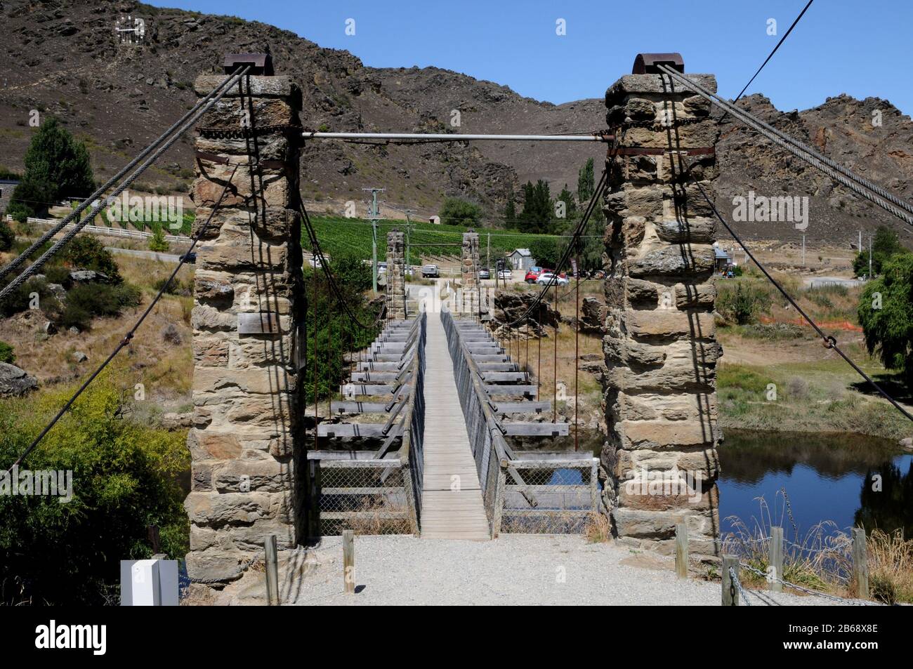The bridge over the Manuherikia River in the town of Alexandra in ...
