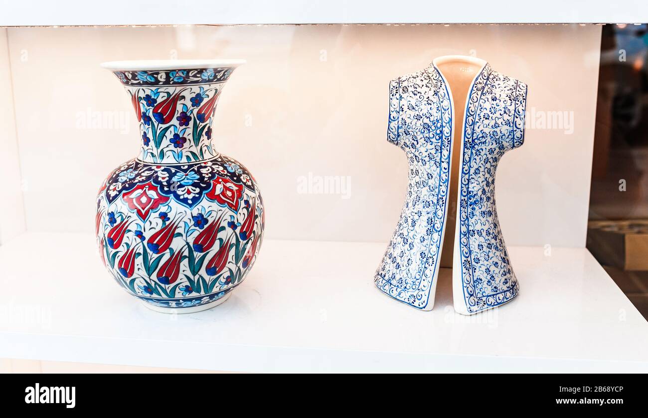 Ceramic traditional turkish souvenirs at grand bazaar, istanbul Stock ...