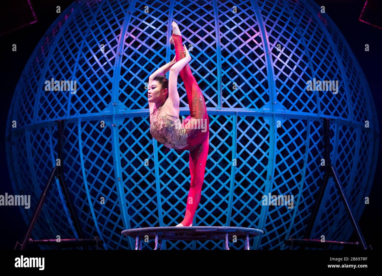 Contortionist cirque hi-res stock photography and images - Alamy
