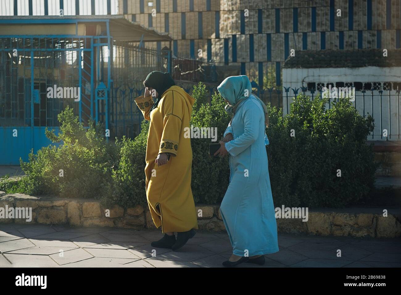 African woman walking in slums hi-res stock photography and images - Alamy