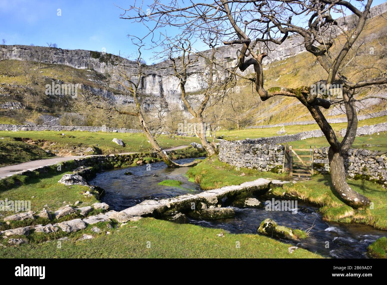 A view of the old stone clapper bridge at Malham Cove Stock Photo - Alamy