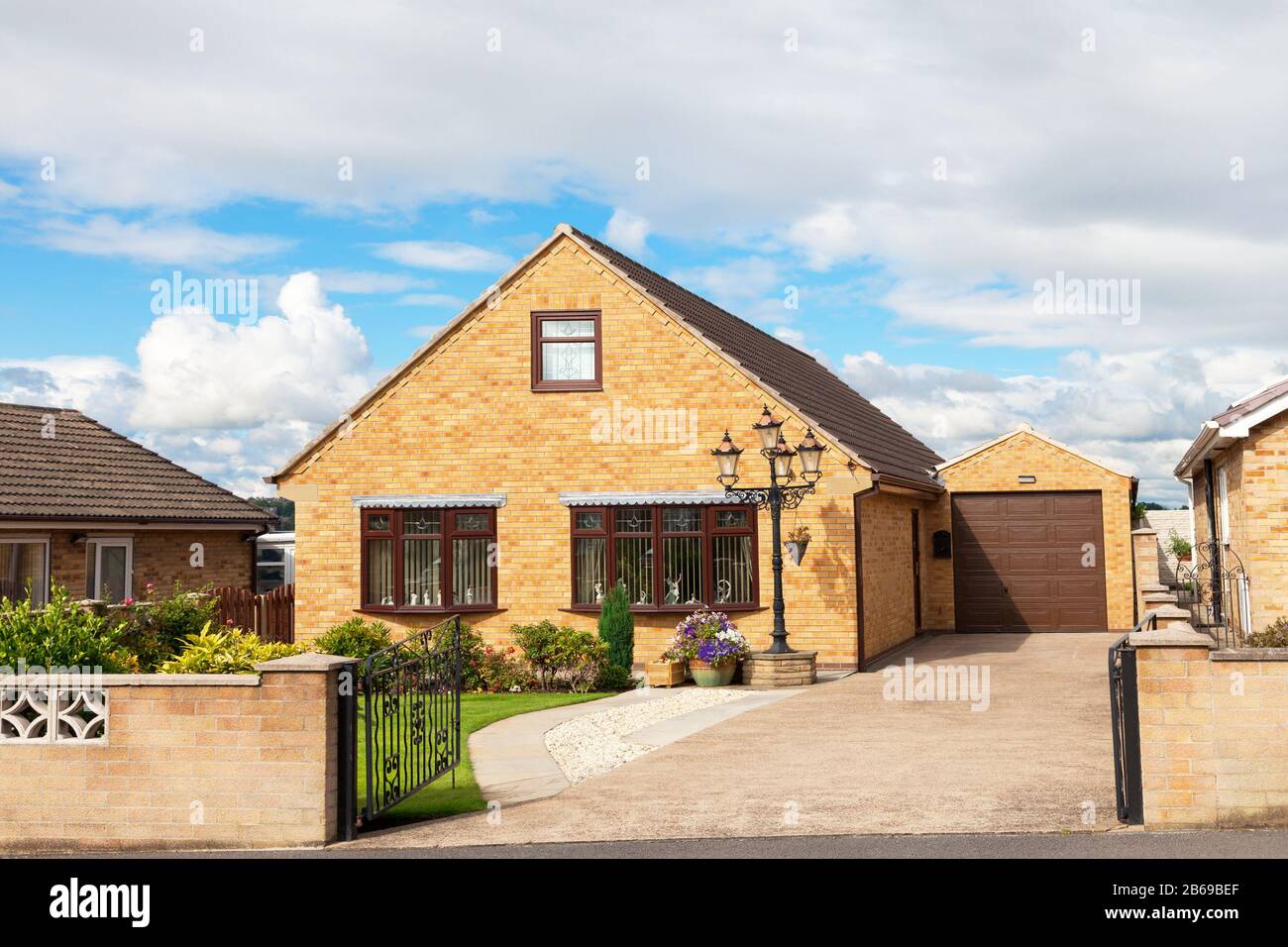 Elegant bungalow house with garden Stock Photo - Alamy