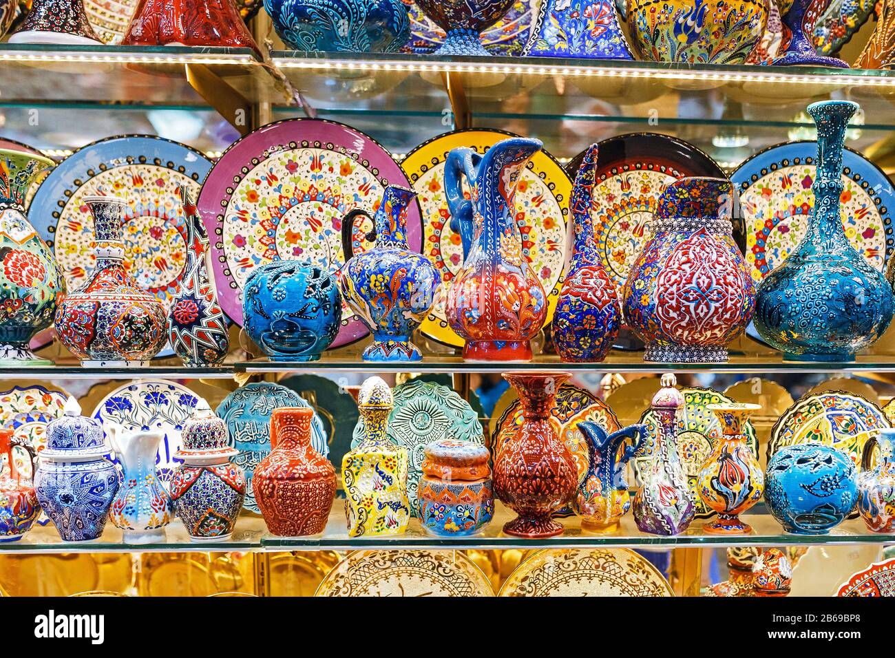 Ceramic traditional turkish souvenirs at grand bazaar, istanbul Stock ...