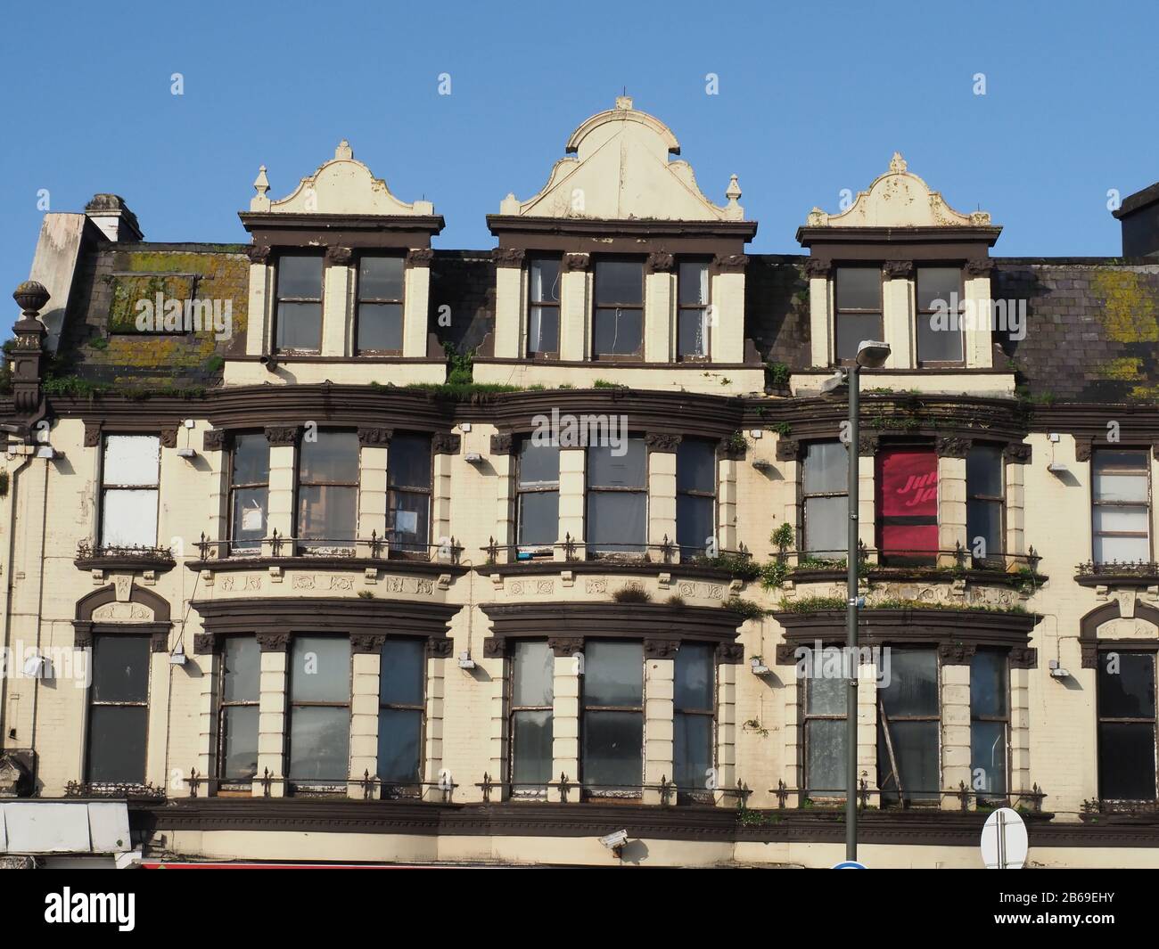 an old run down semi-derelict building Stock Photo - Alamy