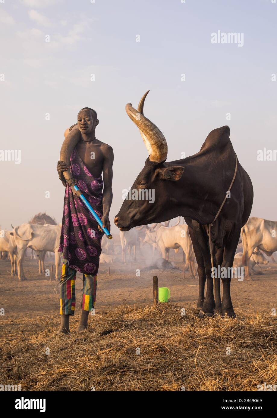 Mundari tribe man with in a cow horn, Central Equatoria, Terekeka ...