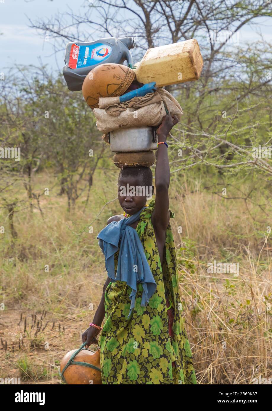 Woman carrying stuff on her head hi-res stock photography and images ...