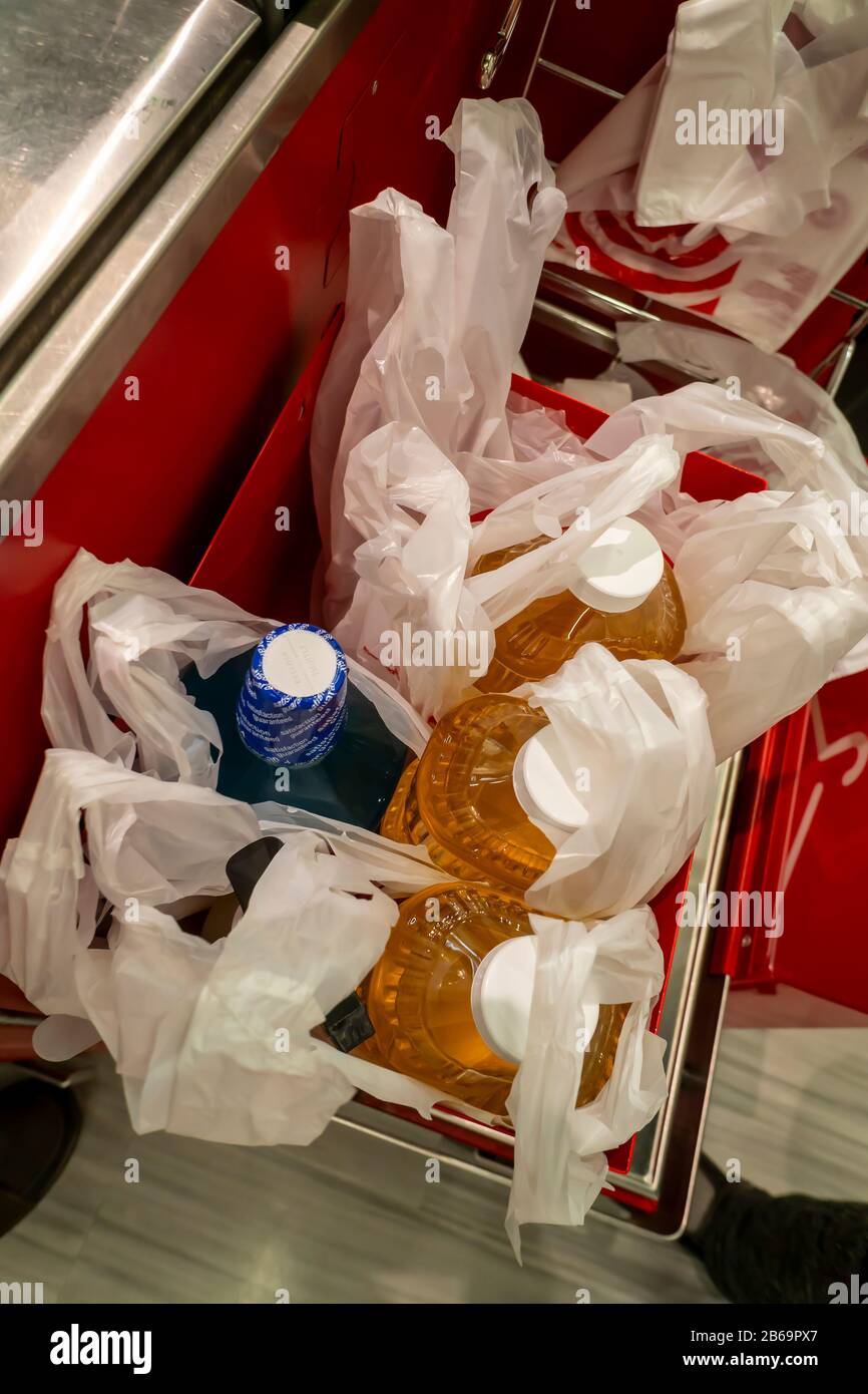 Ban on single use shopping bags hi-res stock photography and images - Alamy
