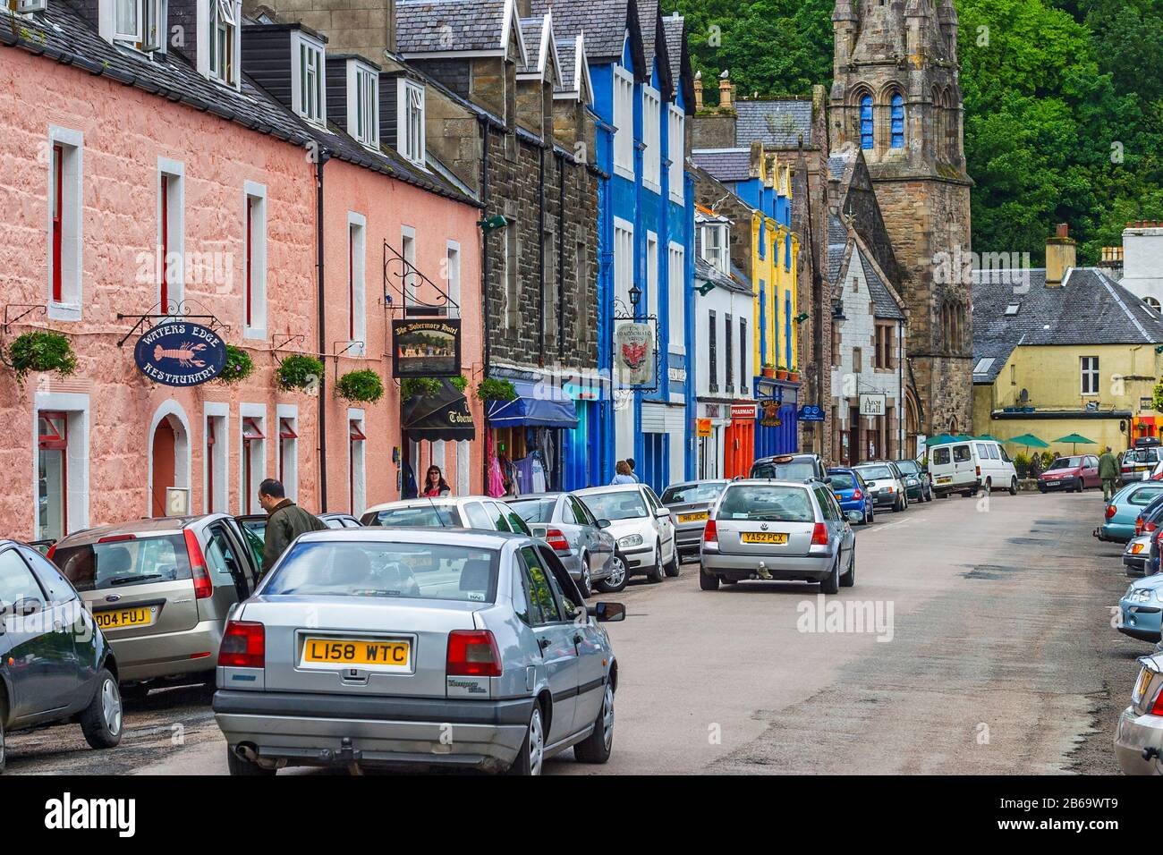 Busy street in Tobermory in Scotland Stock Photo - Alamy