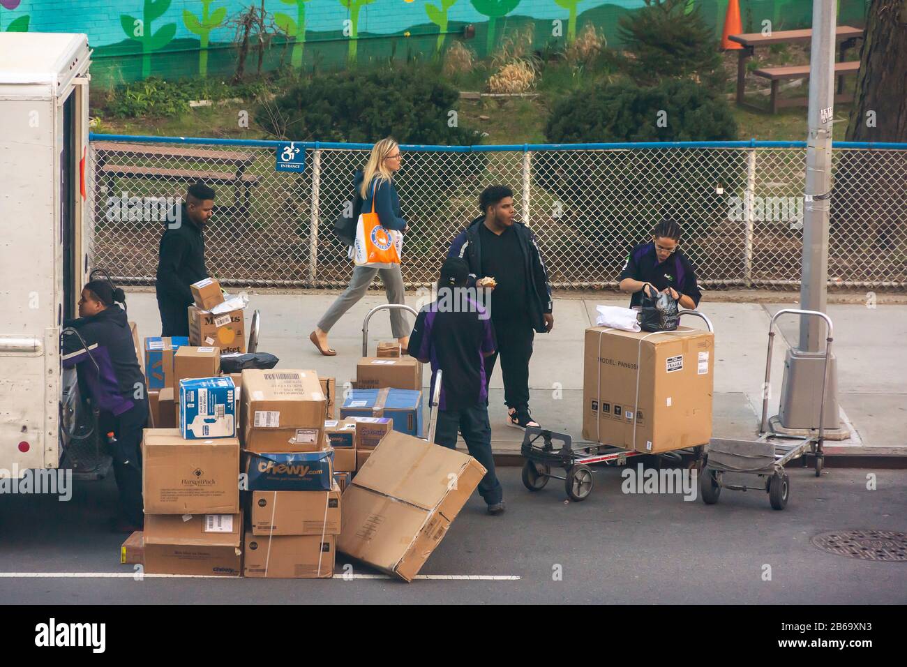Fedex packages 2020 hi-res stock photography and images - Alamy