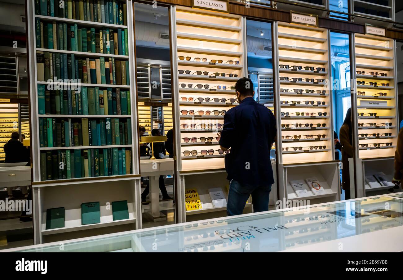 Warby parker eyeglasses hi-res stock photography and images - Alamy