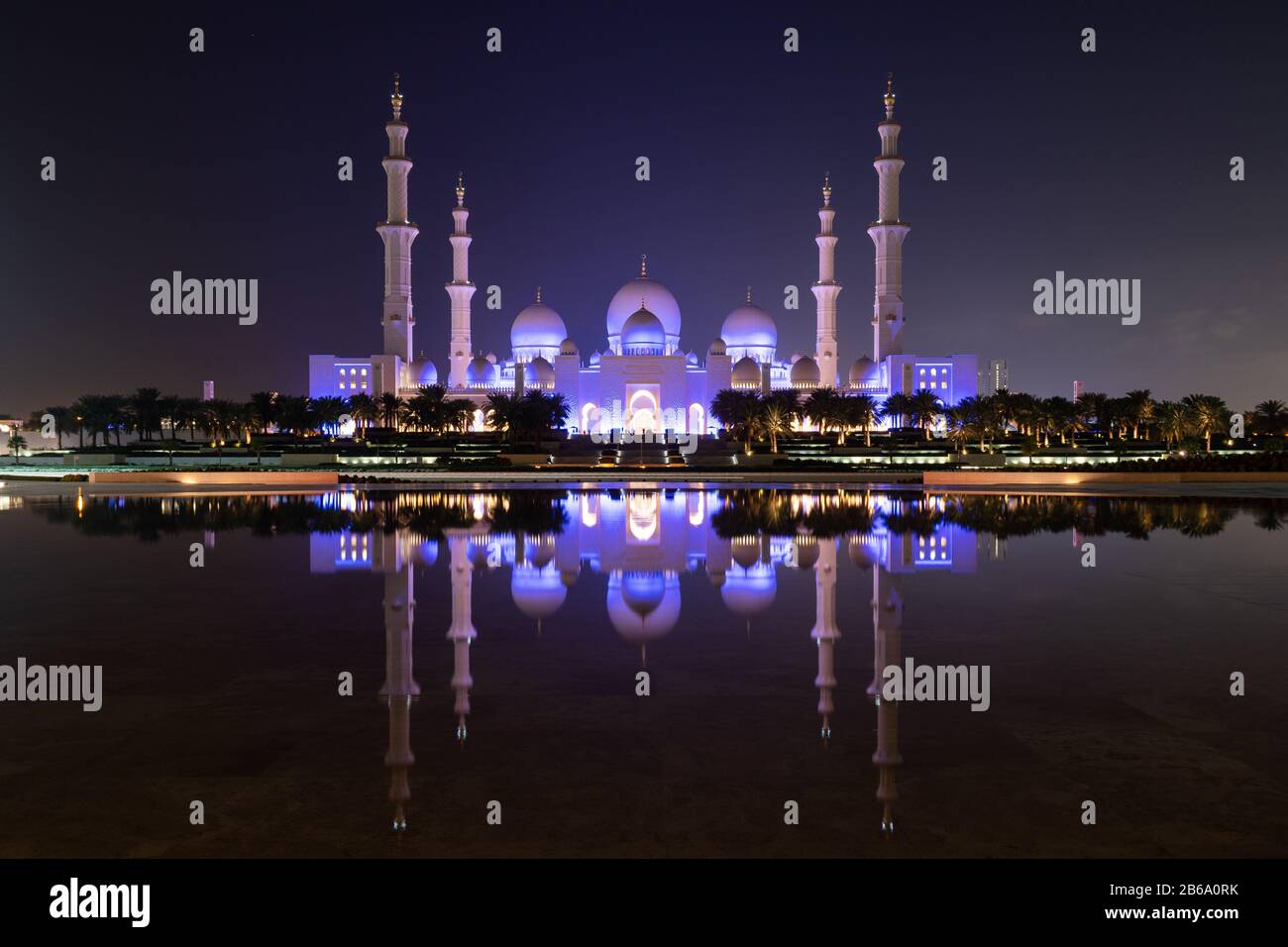 The Sheikh Zayed Mosque in Abu Dhabi at night Stock Photo - Alamy