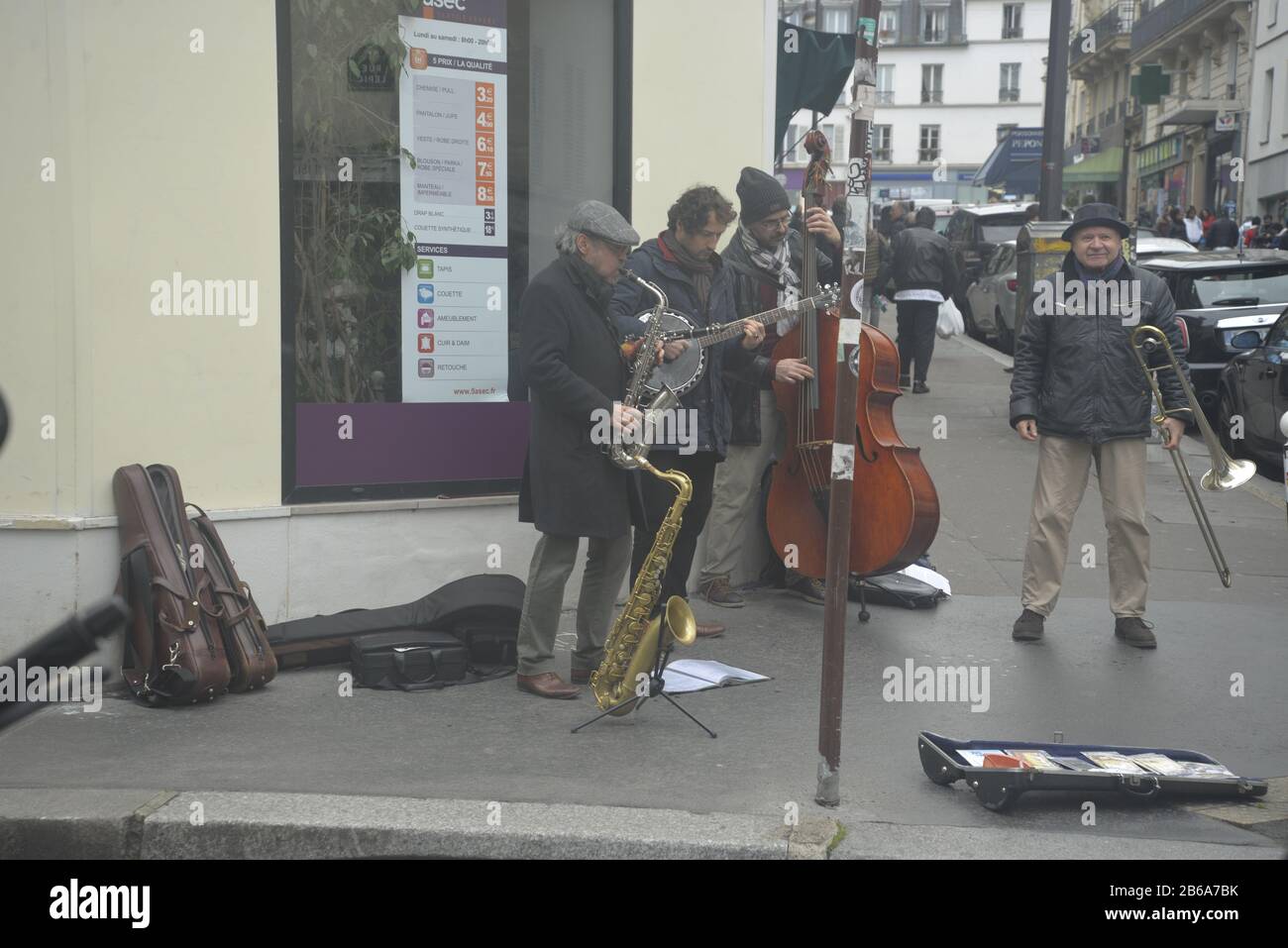Cafe montmartre music hi-res stock photography and images - Alamy