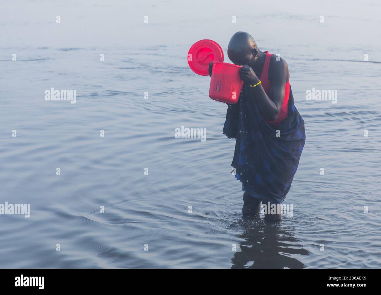 Mundari tribe woman drinking river Nile water, Central Equatoria ...