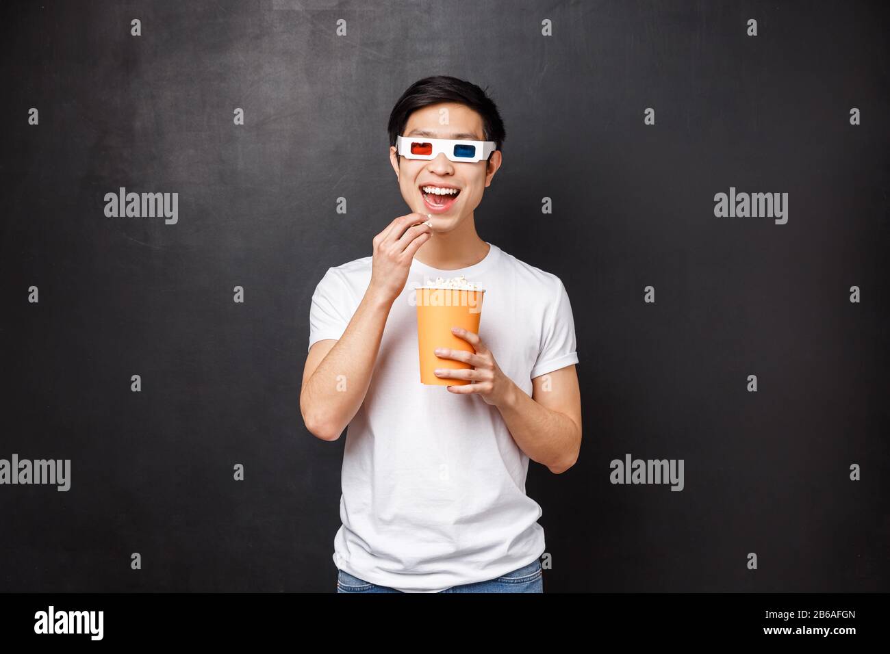 Japanese people eating popcorn hi-res stock photography and images - Alamy