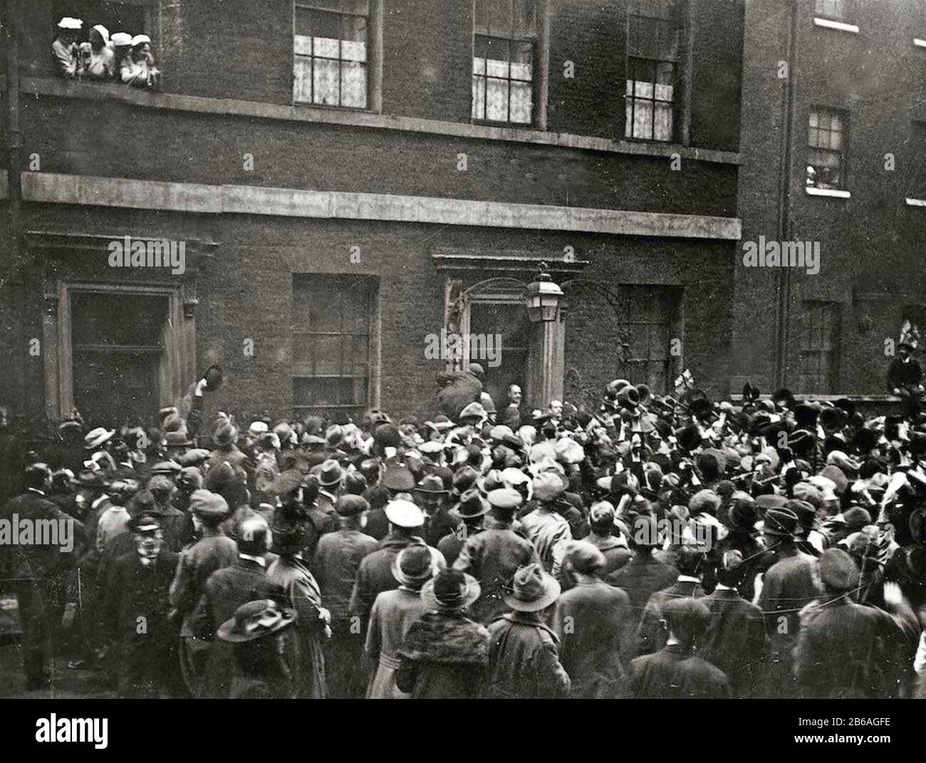 1918 london street hi-res stock photography and images - Alamy