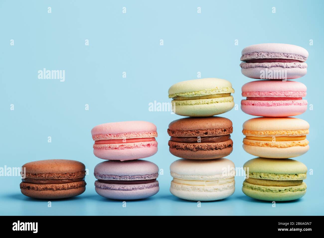 Multicolored French macaroni macaroni cookies are arranged in a pyramid ...