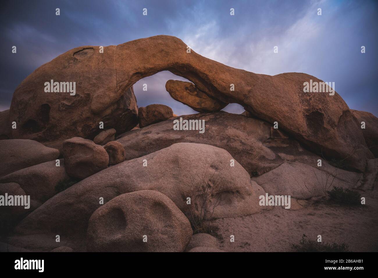 Arch rock joshua tree national park hi-res stock photography and images ...