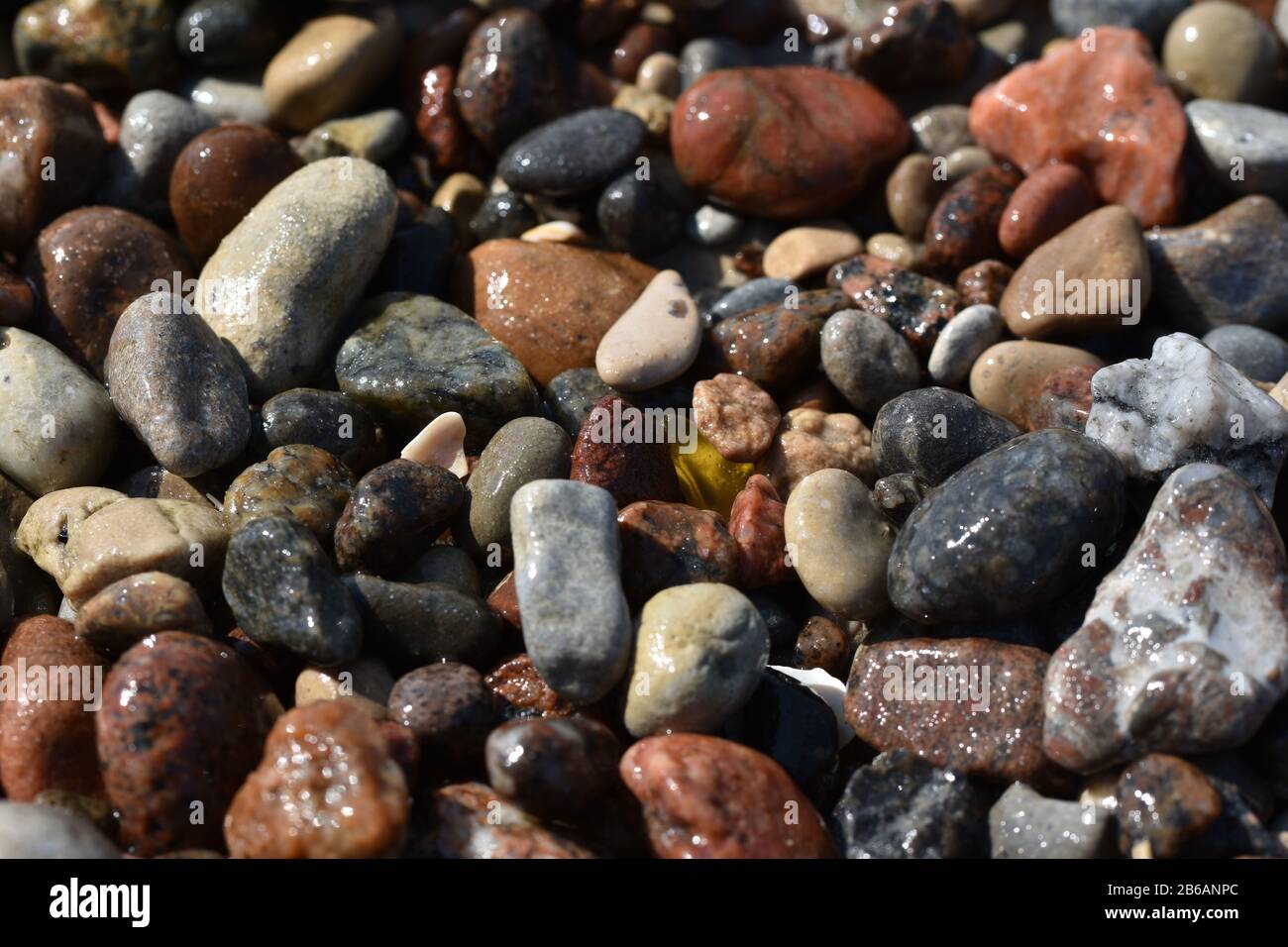 Colorful wet beach pebble background Stock Photo - Alamy