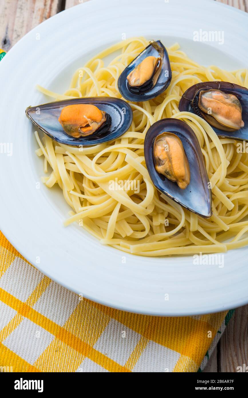 spaghetti with shrimp and mussel Stock Photo - Alamy