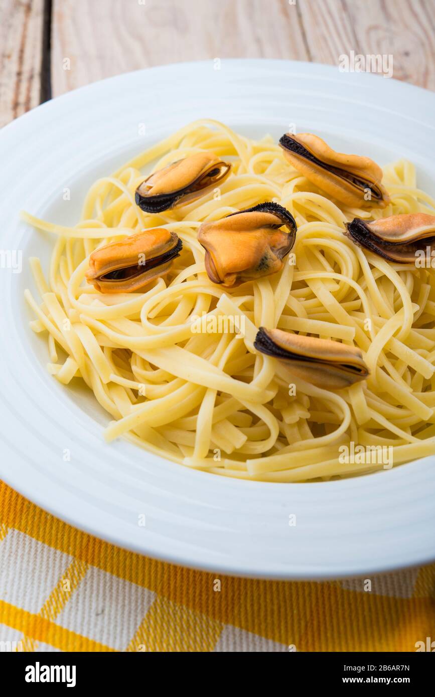 spaghetti with shrimp and mussel Stock Photo - Alamy