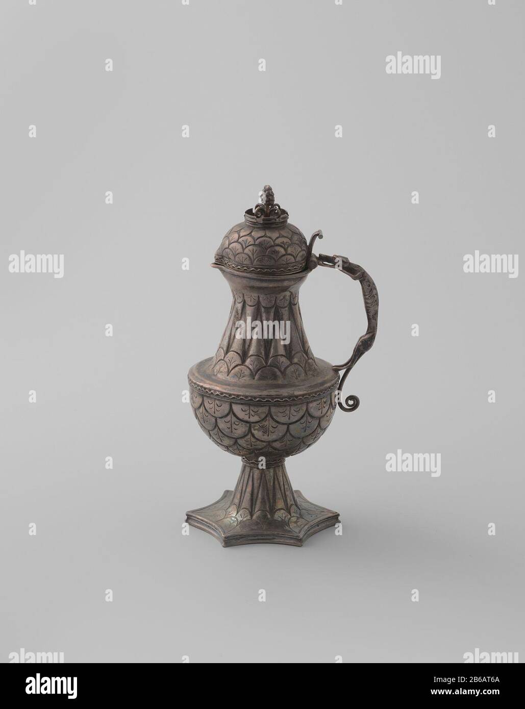 Ampoule silver hexagonal base Ampul van zilver, op een zeskantige voet ...