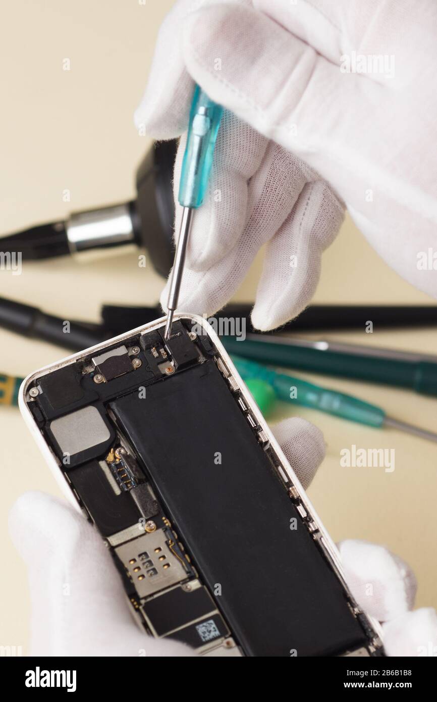 Disassemble phone hi-res stock photography and images - Alamy