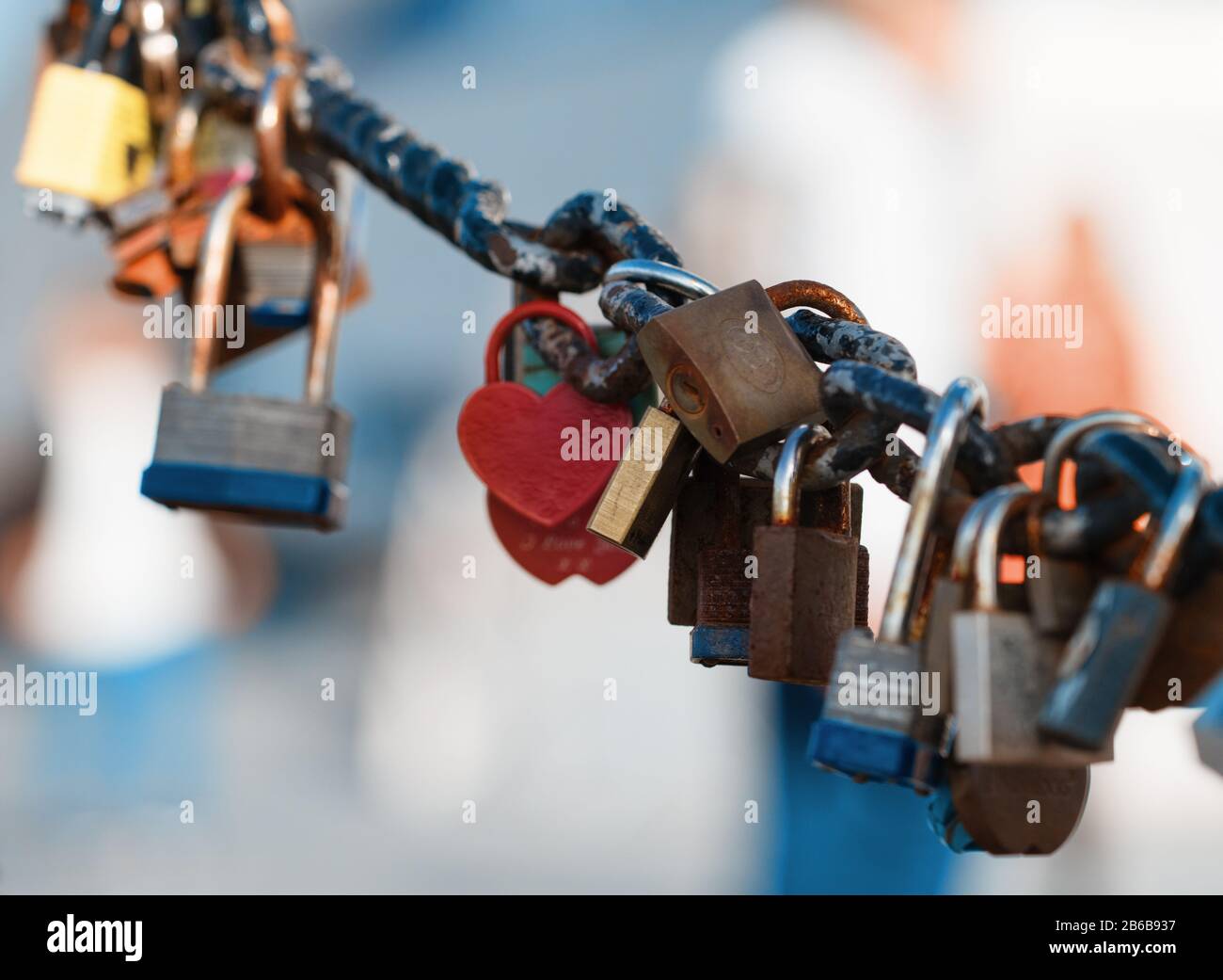 Lock on chain link fence hi-res stock photography and images - Alamy