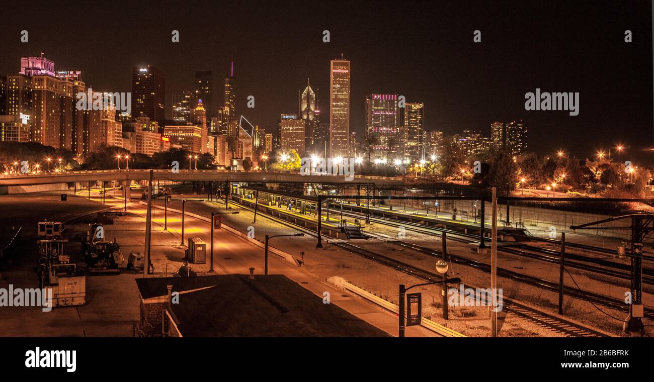View of the L station with the Chicago skyline Stock Photo - Alamy