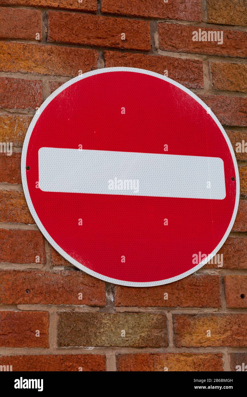 Red circular no entry sign hi-res stock photography and images - Alamy