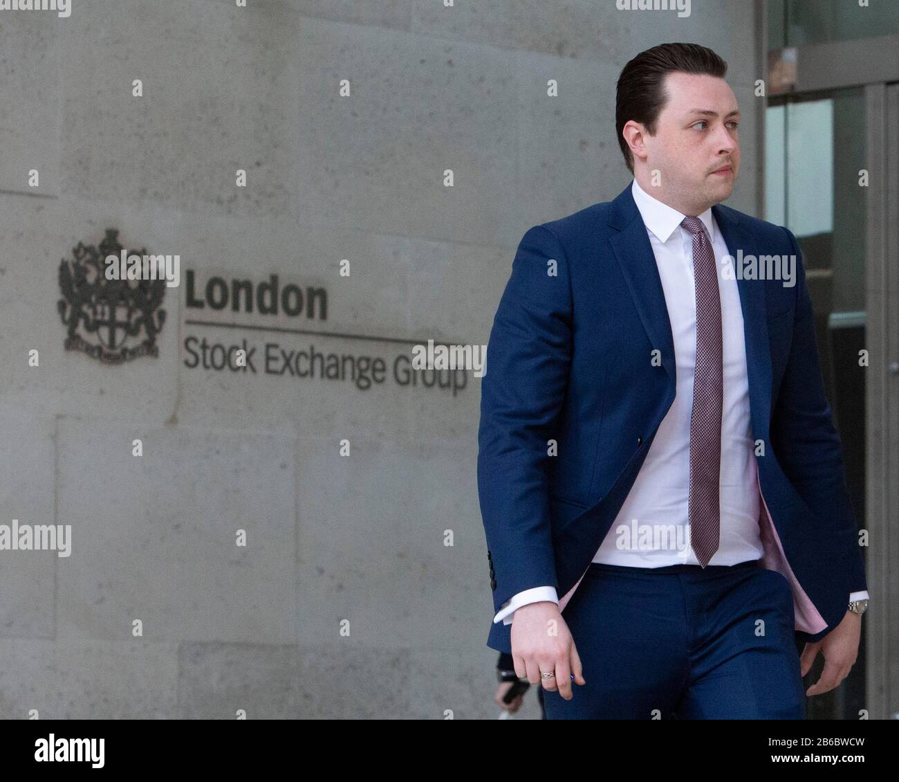 Ftse 100 down hi-res stock photography and images - Alamy