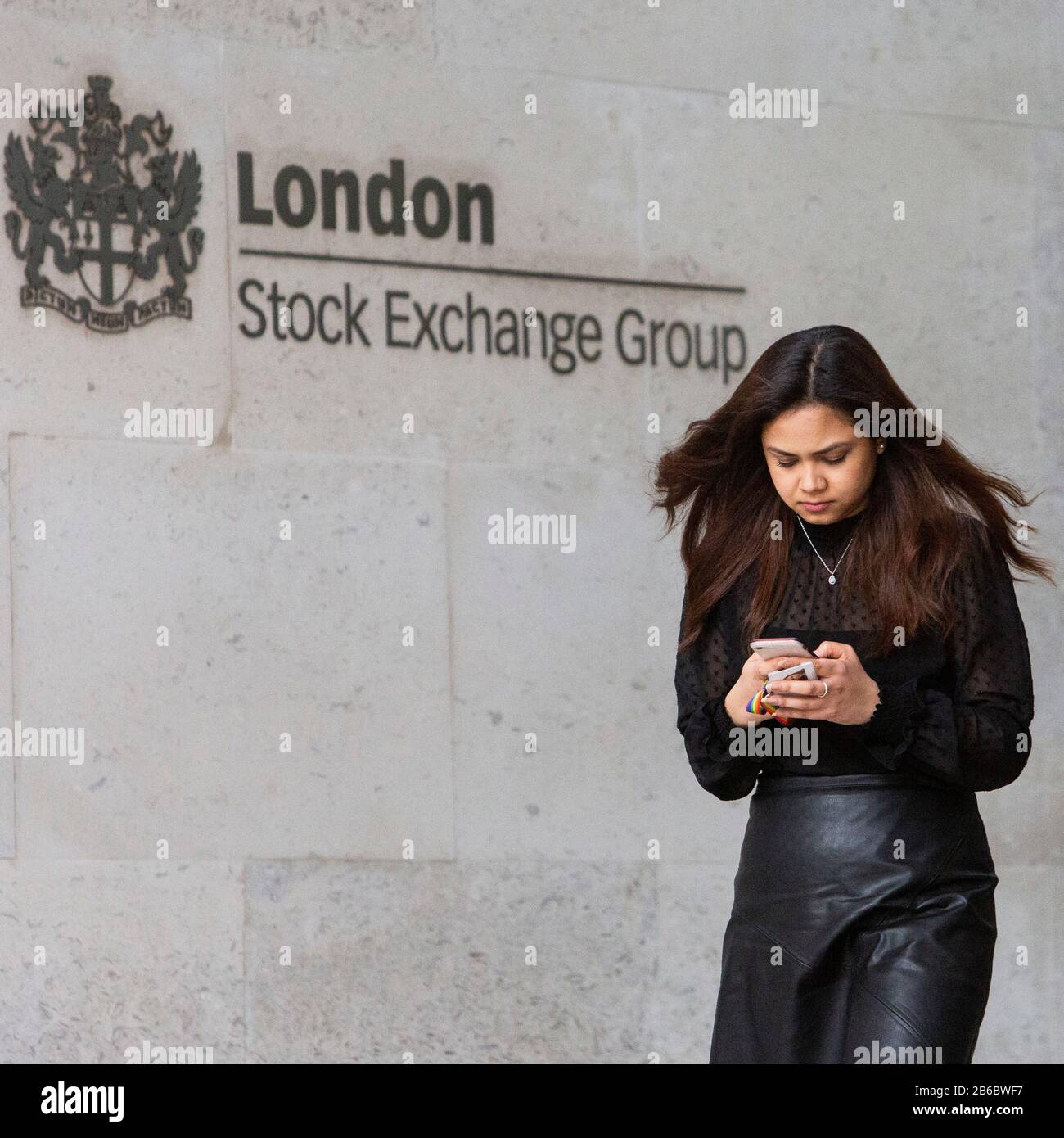 Stock exchange london worried hi-res stock photography and images - Alamy