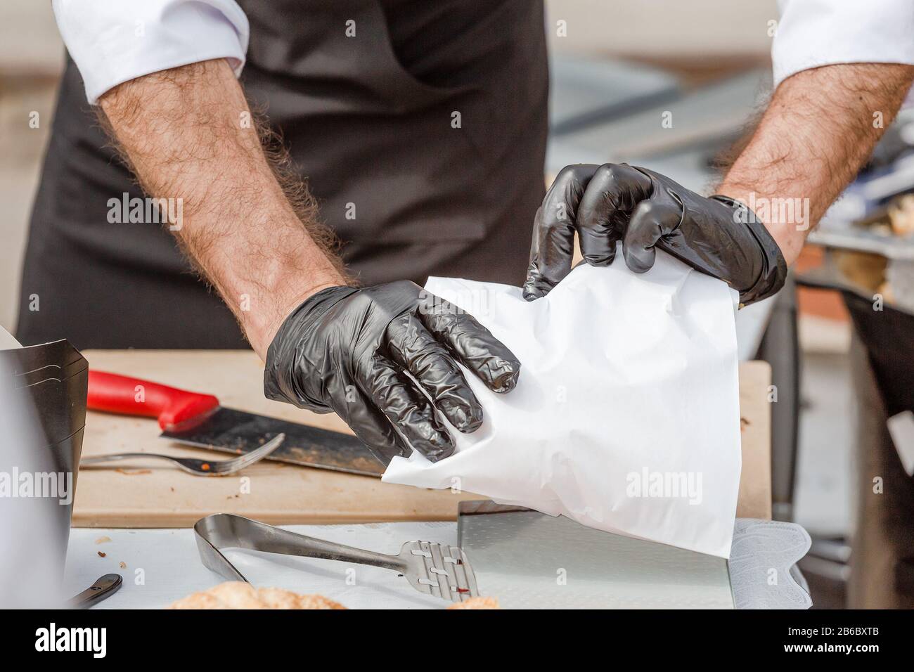 Chef packing food in restaurant hi-res stock photography and images - Alamy
