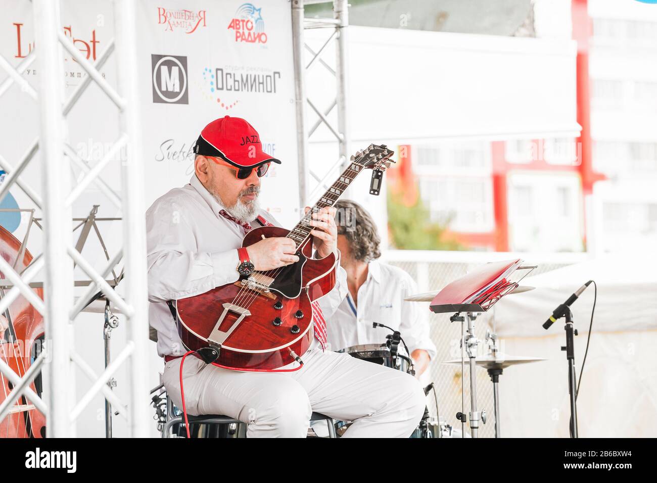 Open air singer guitarist hi-res stock photography and images - Alamy