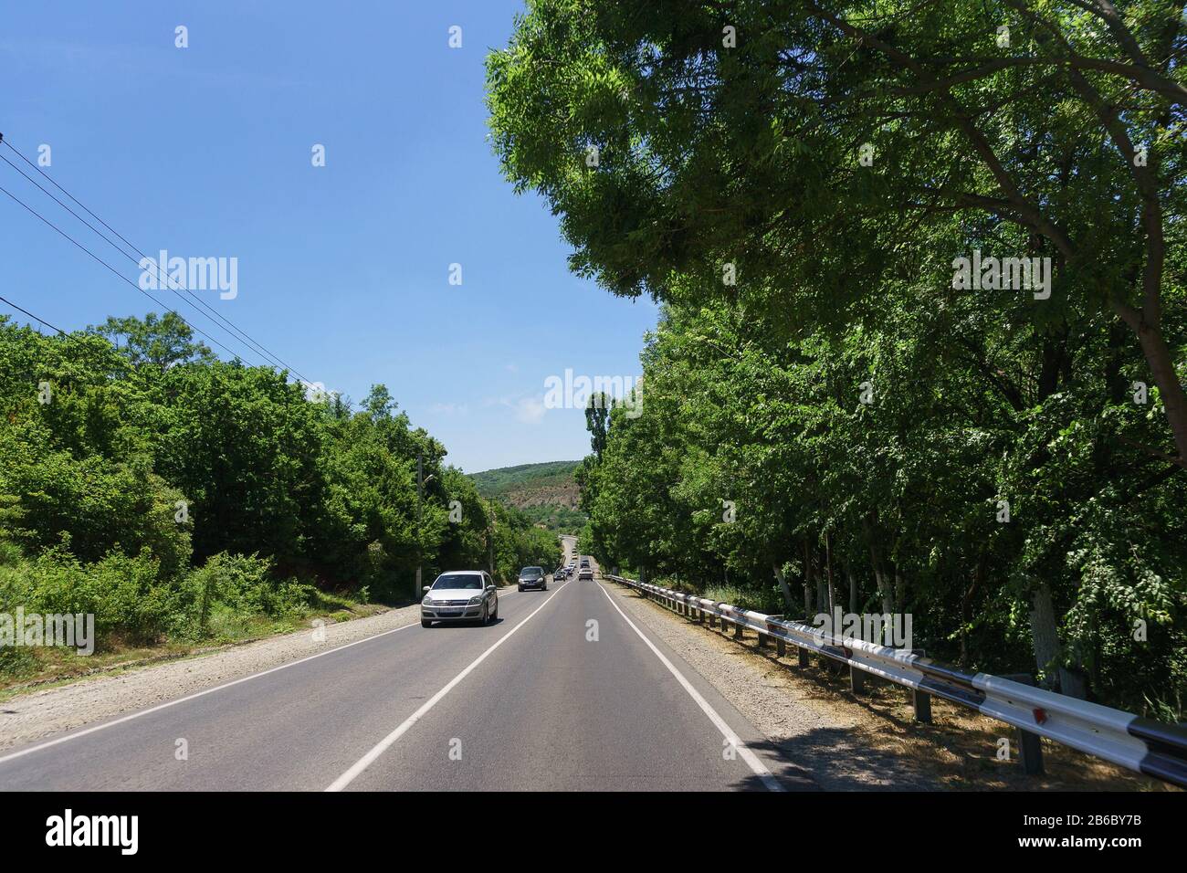 Two lane highway in the mountains hi-res stock photography and images ...