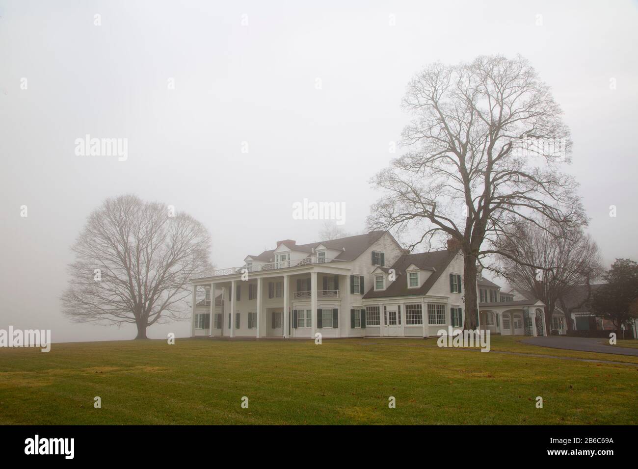 Fog hill hi-res stock photography and images - Alamy