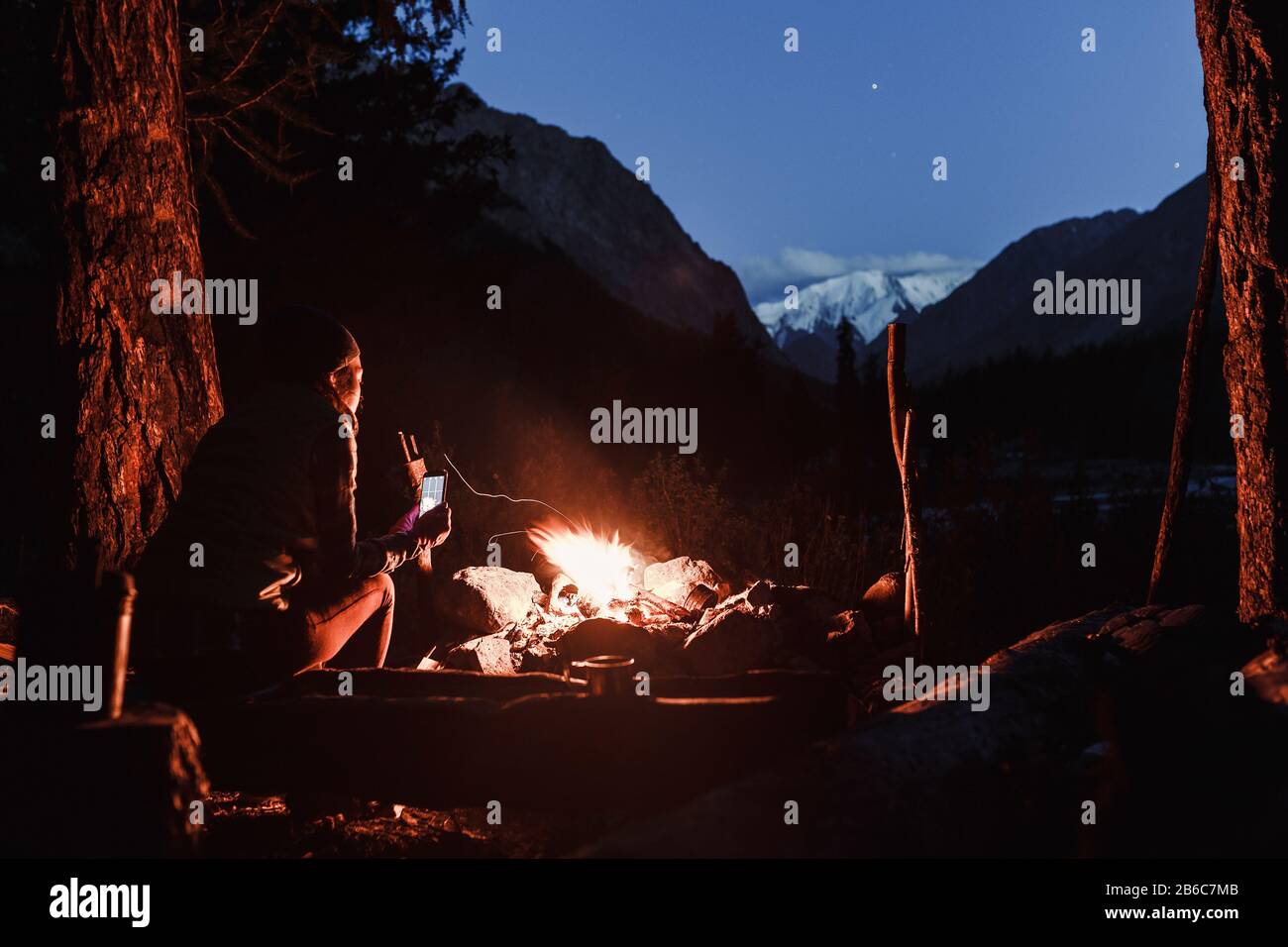 Campfire people camper under starry sky night hi-res stock photography ...