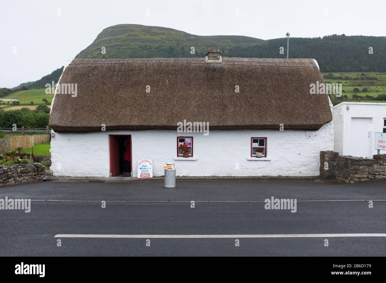 Traditinal irish cottage with red door and window Stock Photo - Alamy