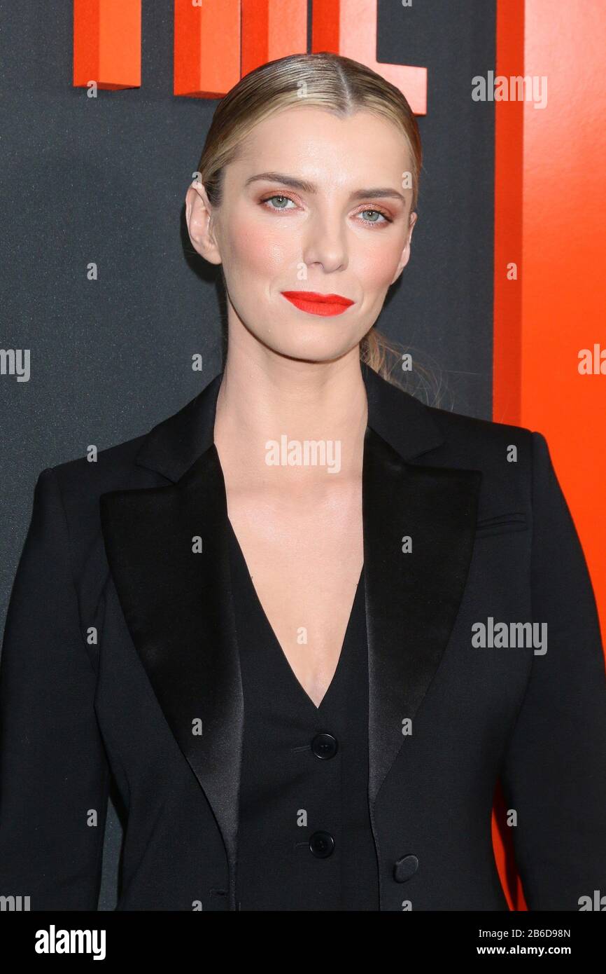 Los Angeles, CA. 9th Mar, 2020. Betty Gilpin at arrivals for THE HUNT ...
