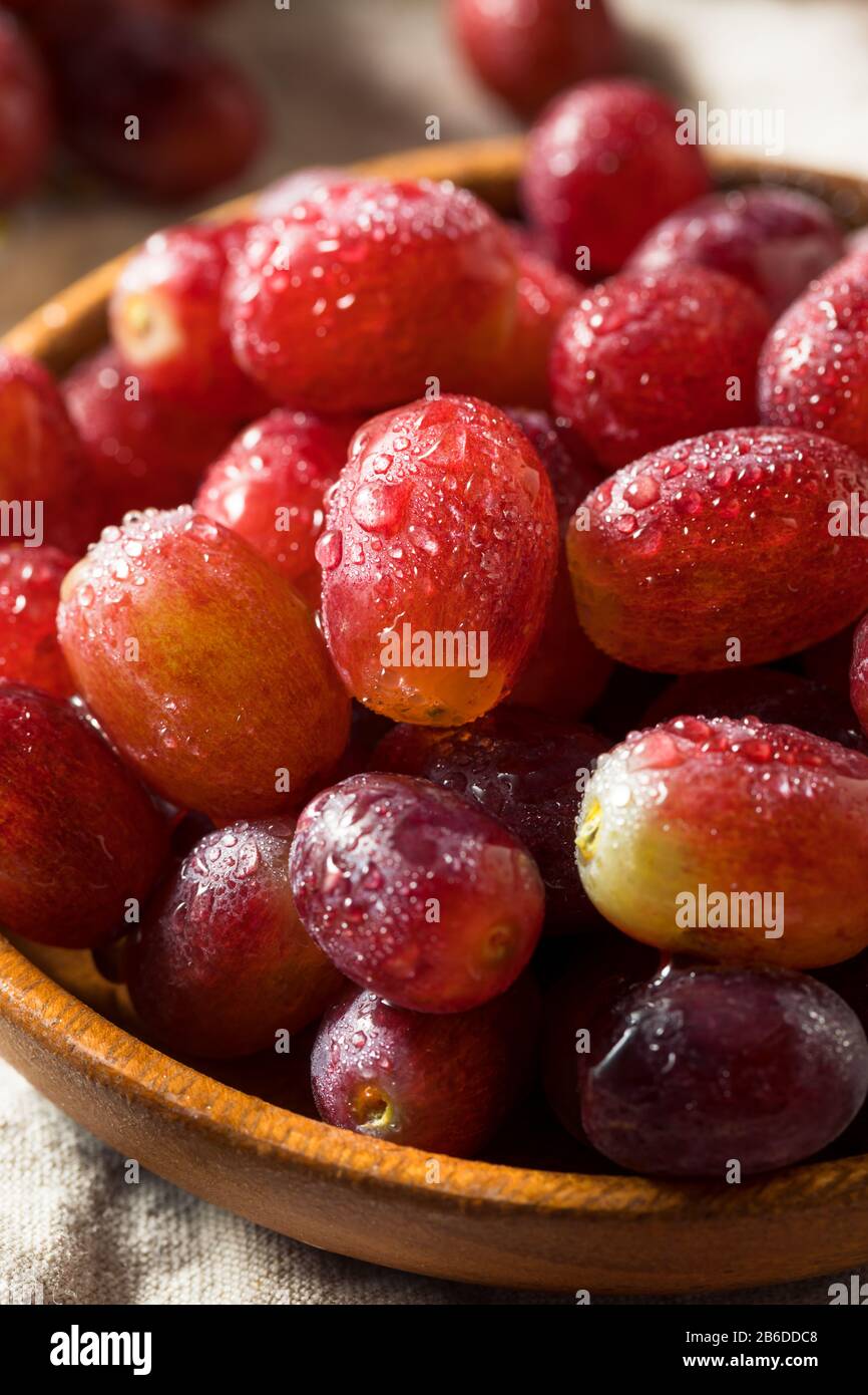Raw Organic Red Grapes in a Bowl Ready to Eat Stock Photo - Alamy