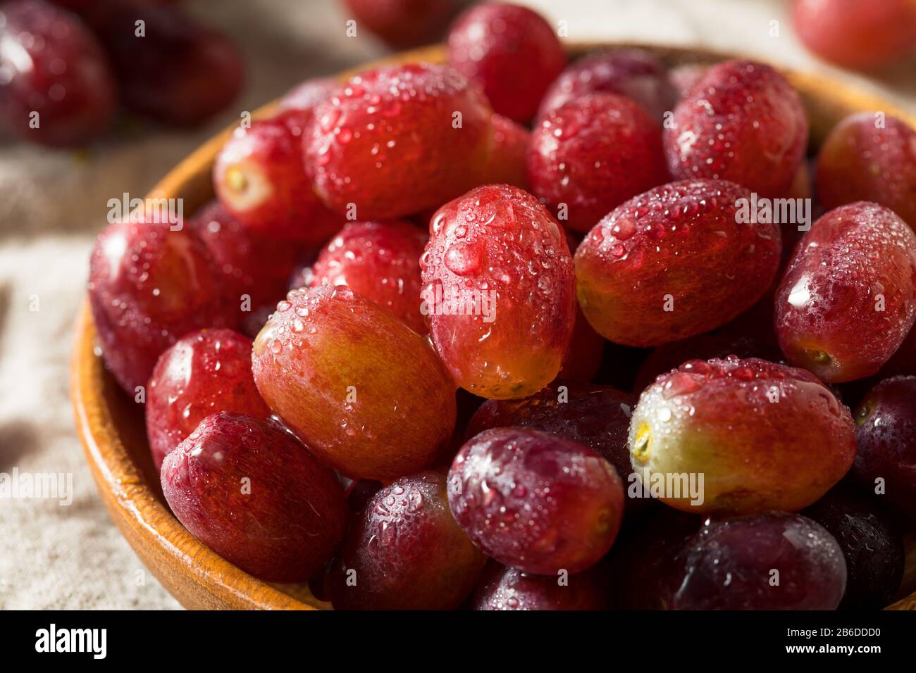 Raw Organic Red Grapes in a Bowl Ready to Eat Stock Photo - Alamy