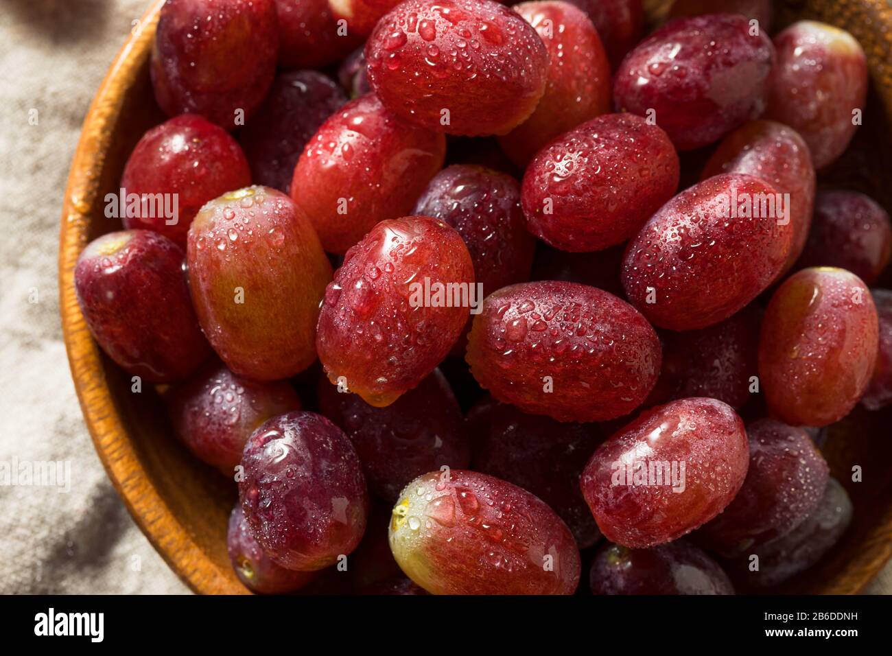Raw Organic Red Grapes in a Bowl Ready to Eat Stock Photo - Alamy