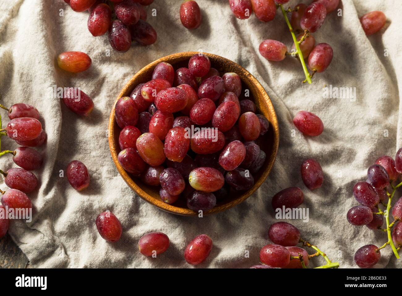 Raw Organic Red Grapes in a Bowl Ready to Eat Stock Photo - Alamy