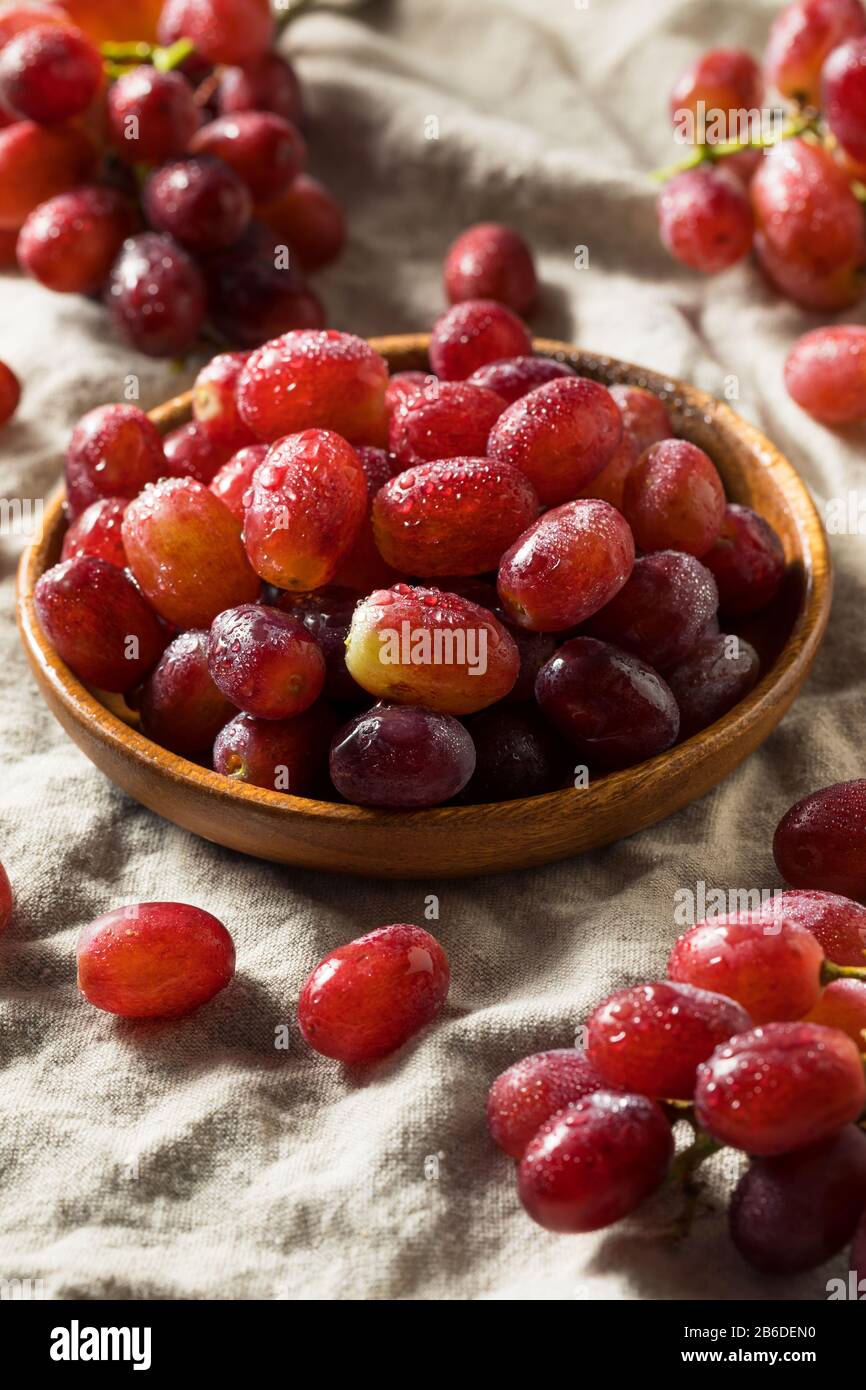 Raw Organic Red Grapes in a Bowl Ready to Eat Stock Photo - Alamy