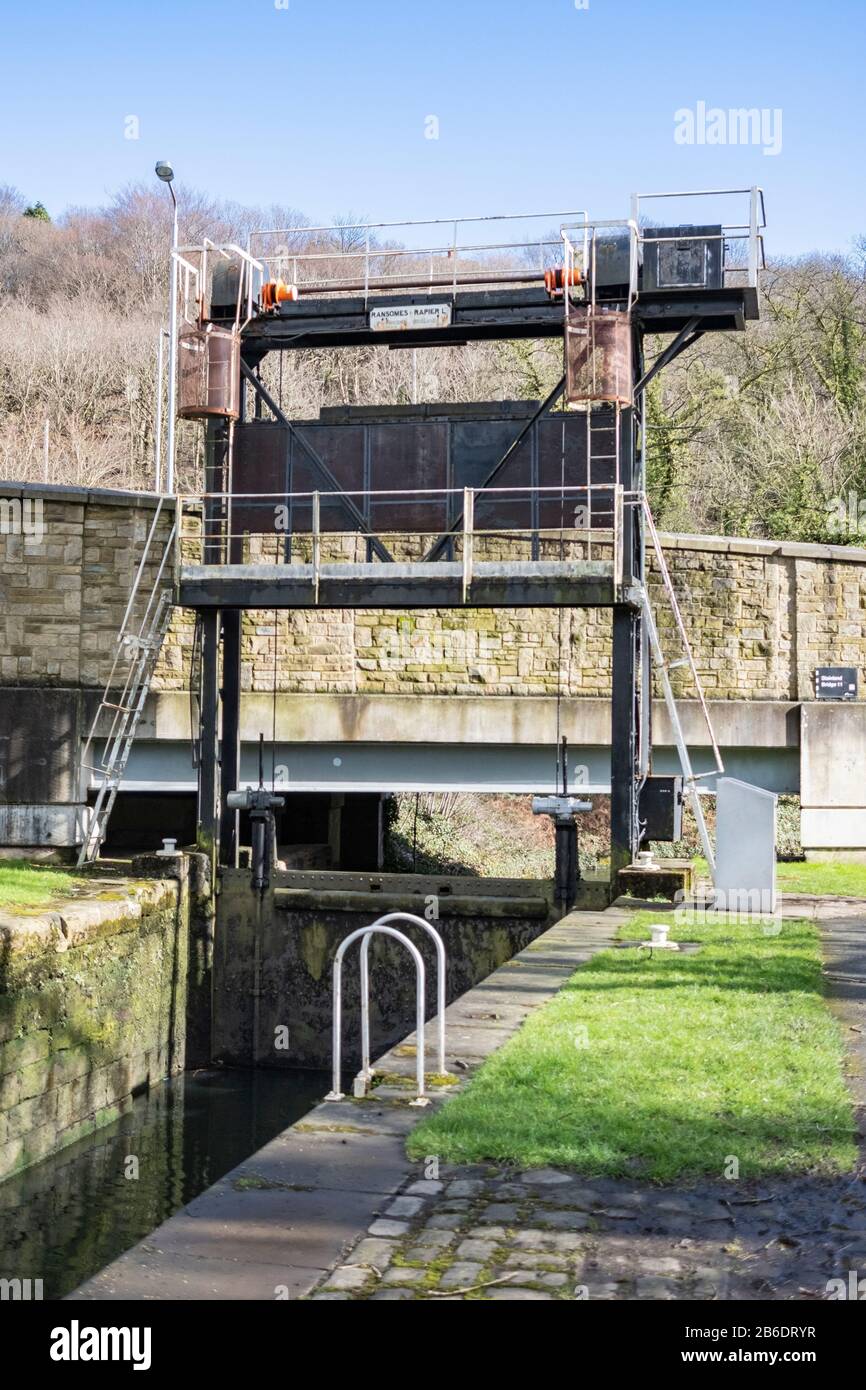 Salterhebble guillotine lock hi-res stock photography and images - Alamy