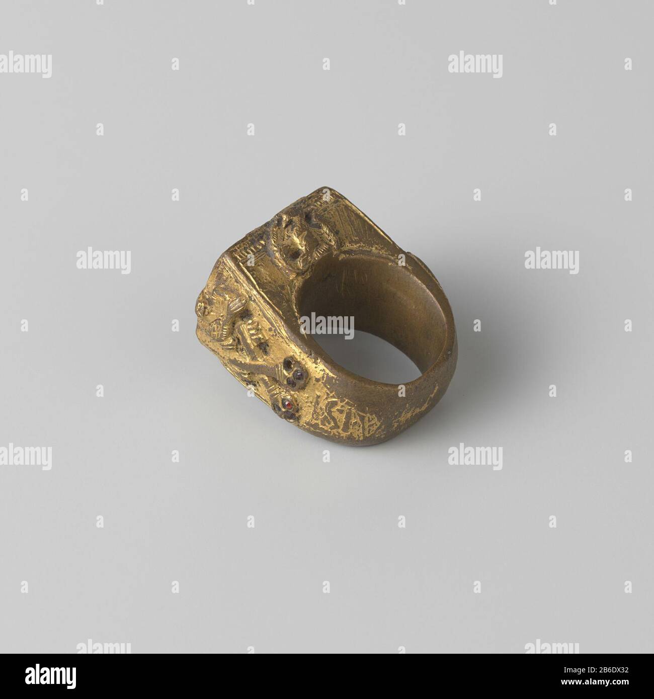 Bishop ring with the symbols of the four evangelists De gegoten en ...
