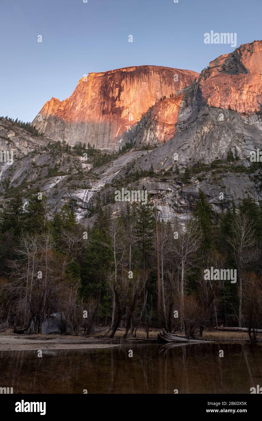 Half dome granite cliffs hi-res stock photography and images - Alamy